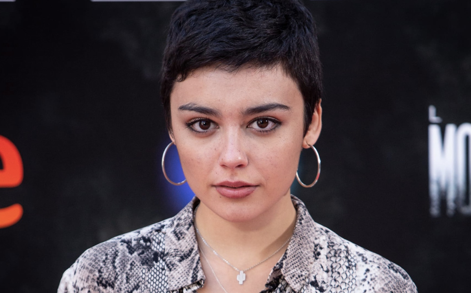 Ari de "Elite" luce la versión más entretenida del aro de perla