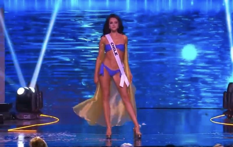 Emilia Dides es ovacionada al desfilar con elegante traje de baño en el Miss Universo 2024 | 13.cl