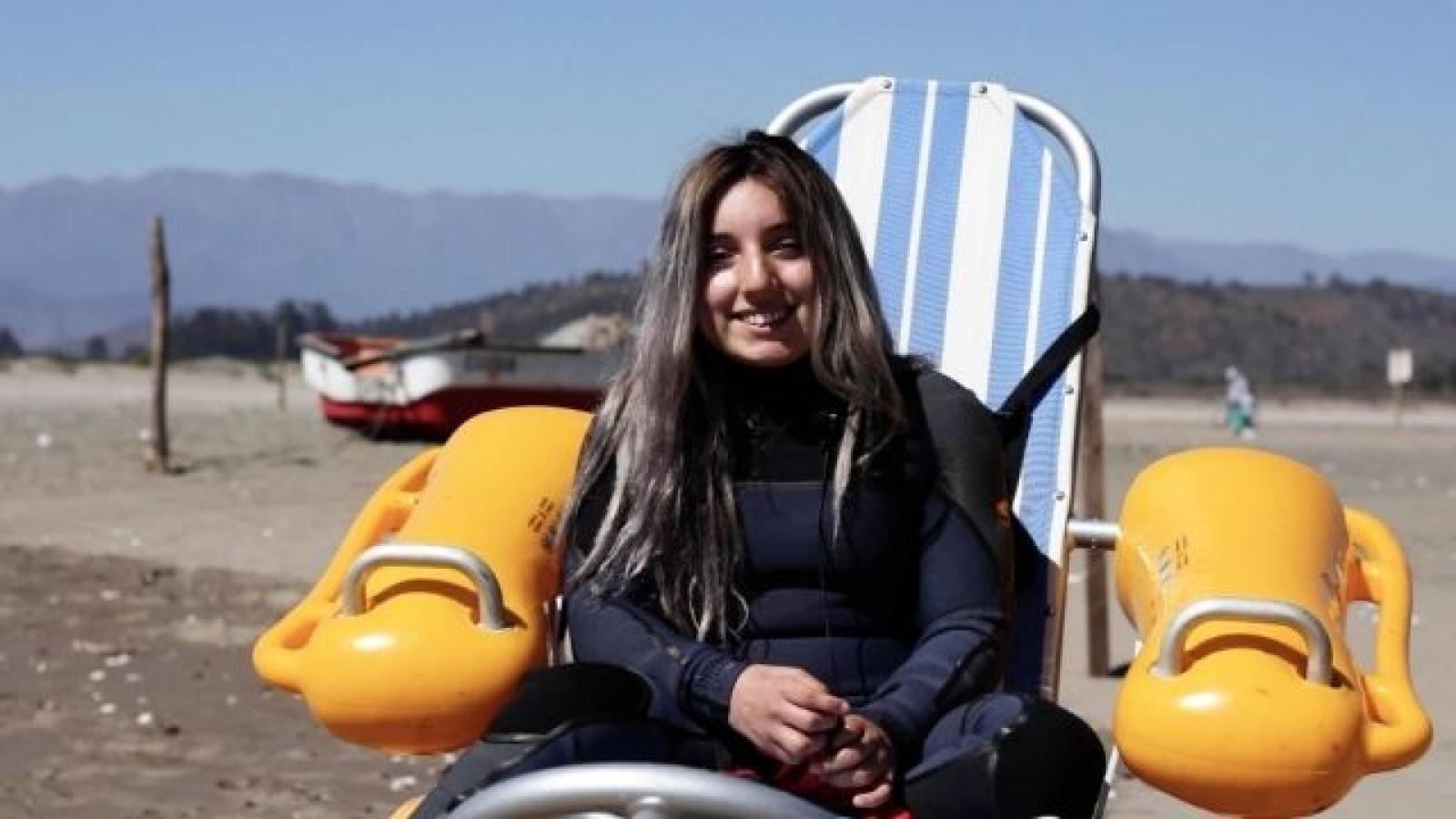 Conoce a Isari, la bibliotecóloga que se destaca haciendo parasurf