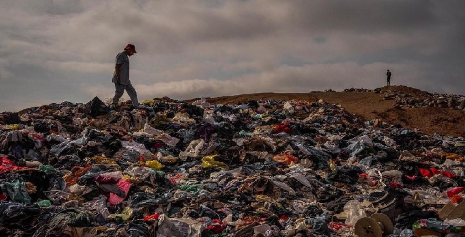 Experta define como "Colonialismo de Residuos" vertedero de ropa en ...