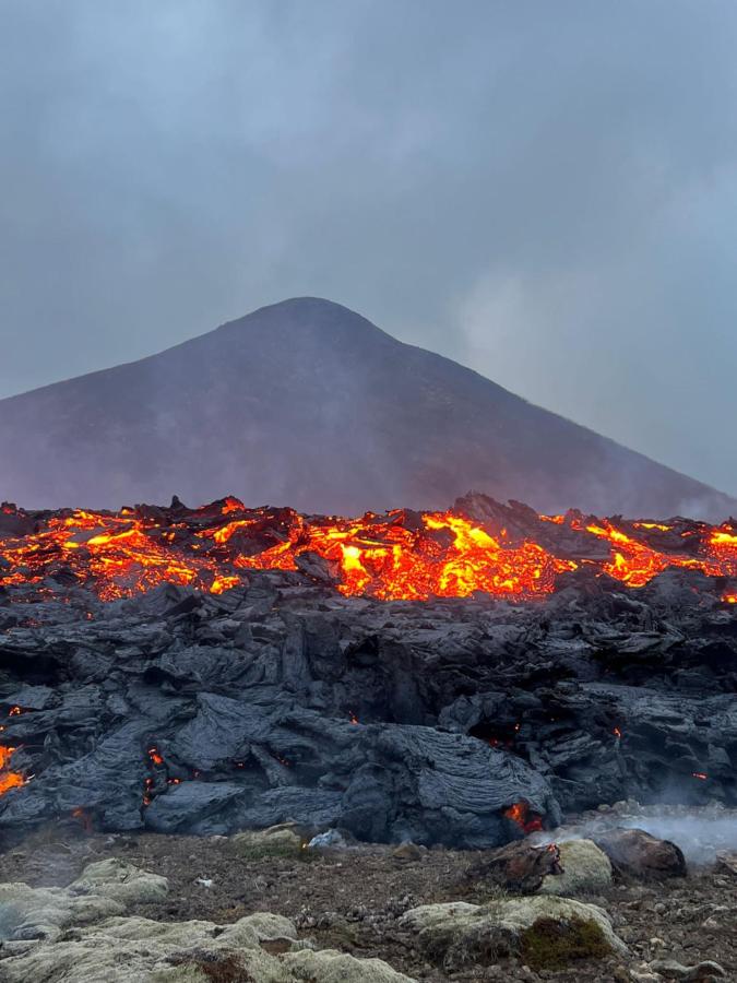 ¡Son ríos de lava! Mira las impactantes imágenes de la erupción de un ...
