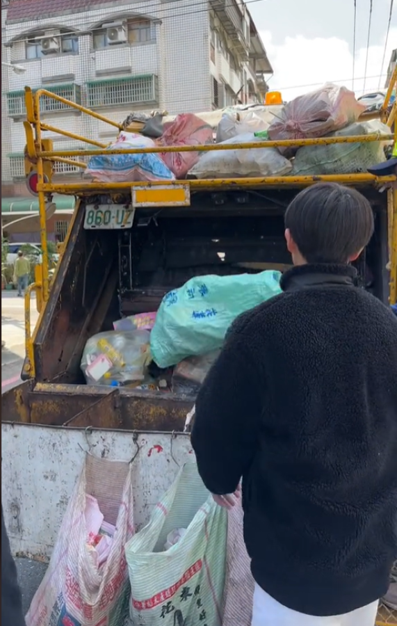 Así es el curioso método para botar la basura en China | 13C