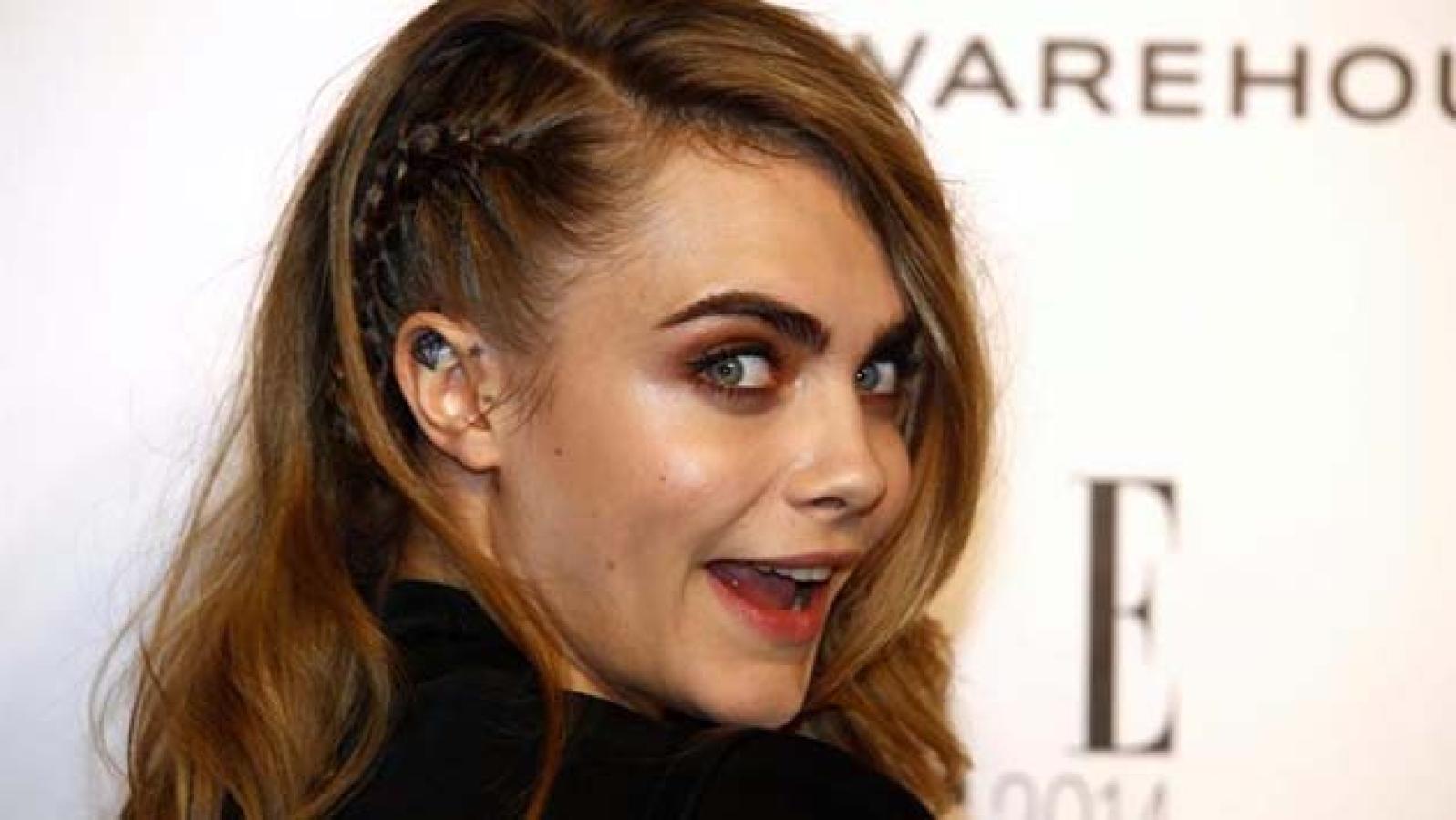Cara Delevingne sufre divertida caída en el estreno de “Paper Towns”