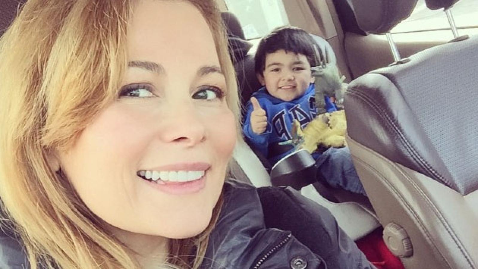 Cathy Barriga pasea por la calle vestida de Cenicienta