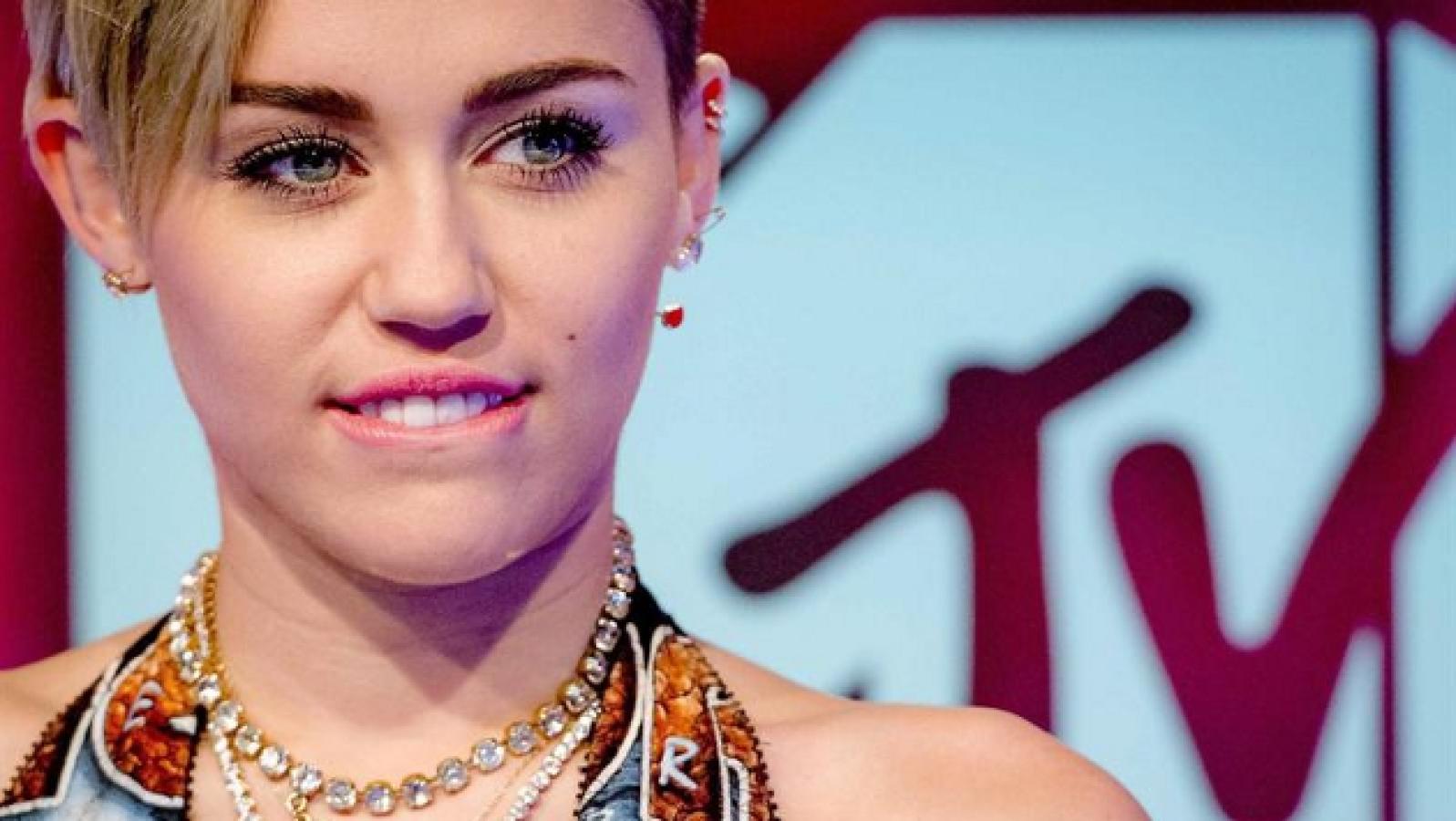 Miley Cyrus ultra y exageradamente recatada