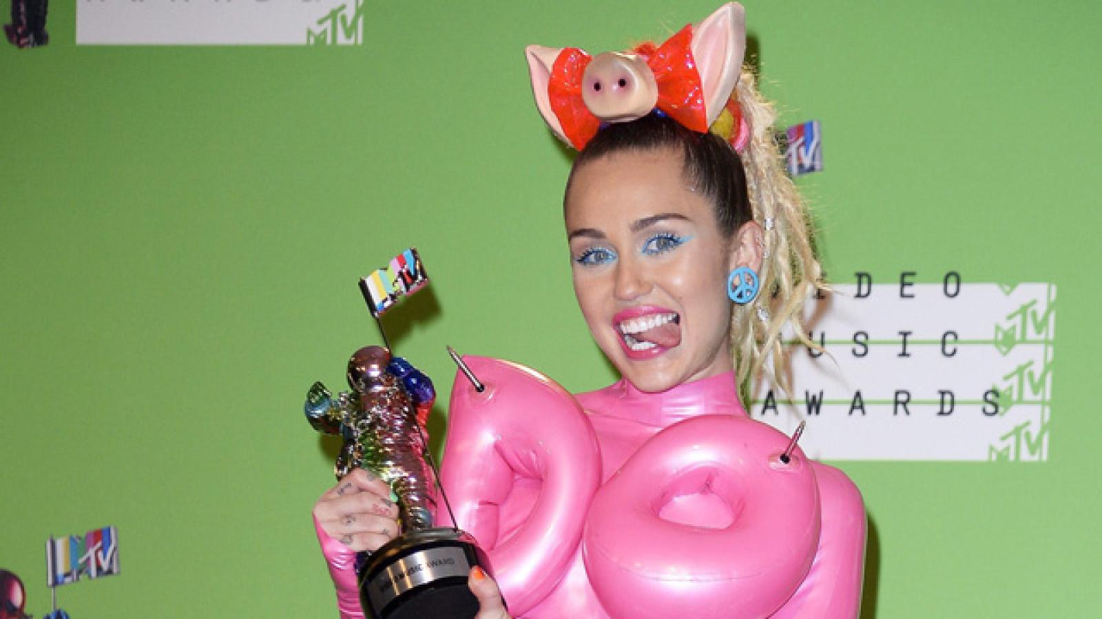 Miley Cyrus publica foto orinando en la calle