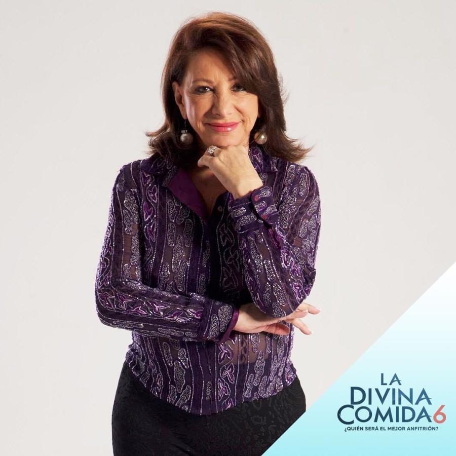 Gloria Simonetti muestra su vacunación contra el COVID-19 para motivar