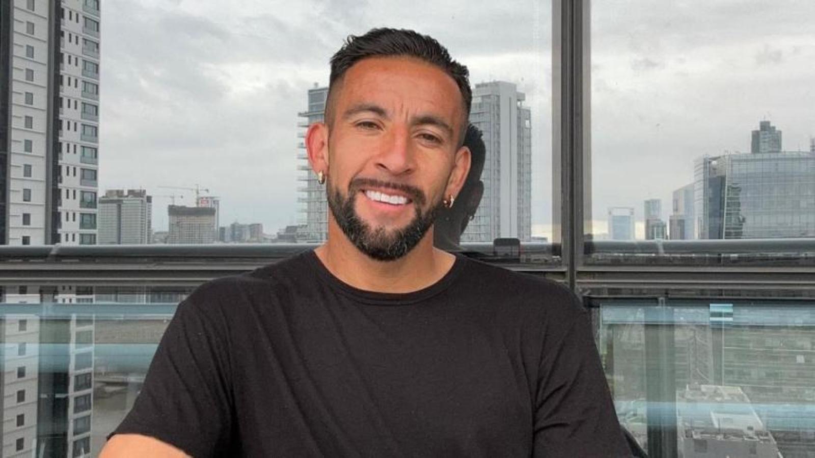Expareja de Mauricio Isla aparece en redes con misterioso galán