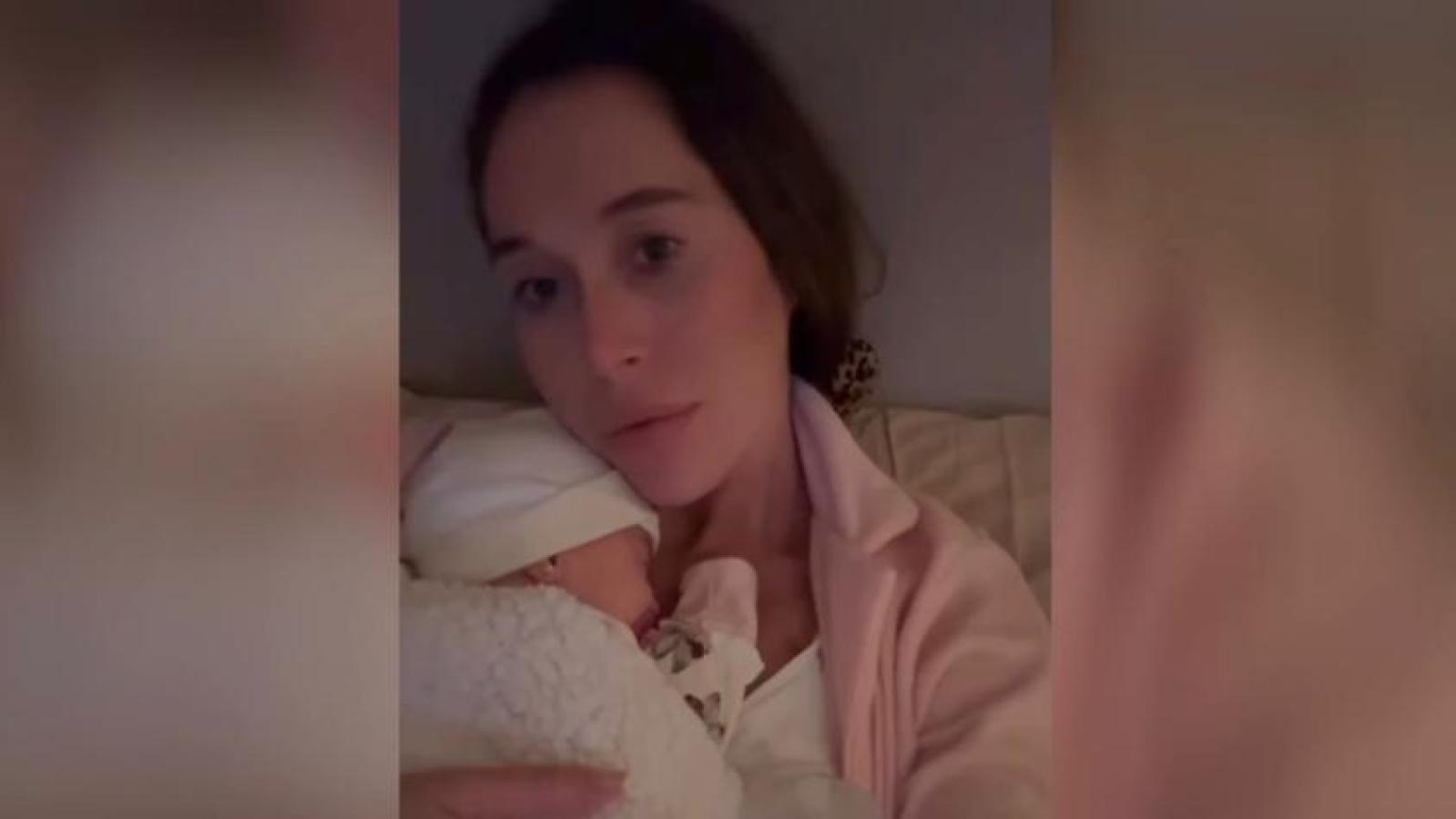 Vale Roth muestra por primera vez el rostro de su hija tras el alta: “Al fin en casita”