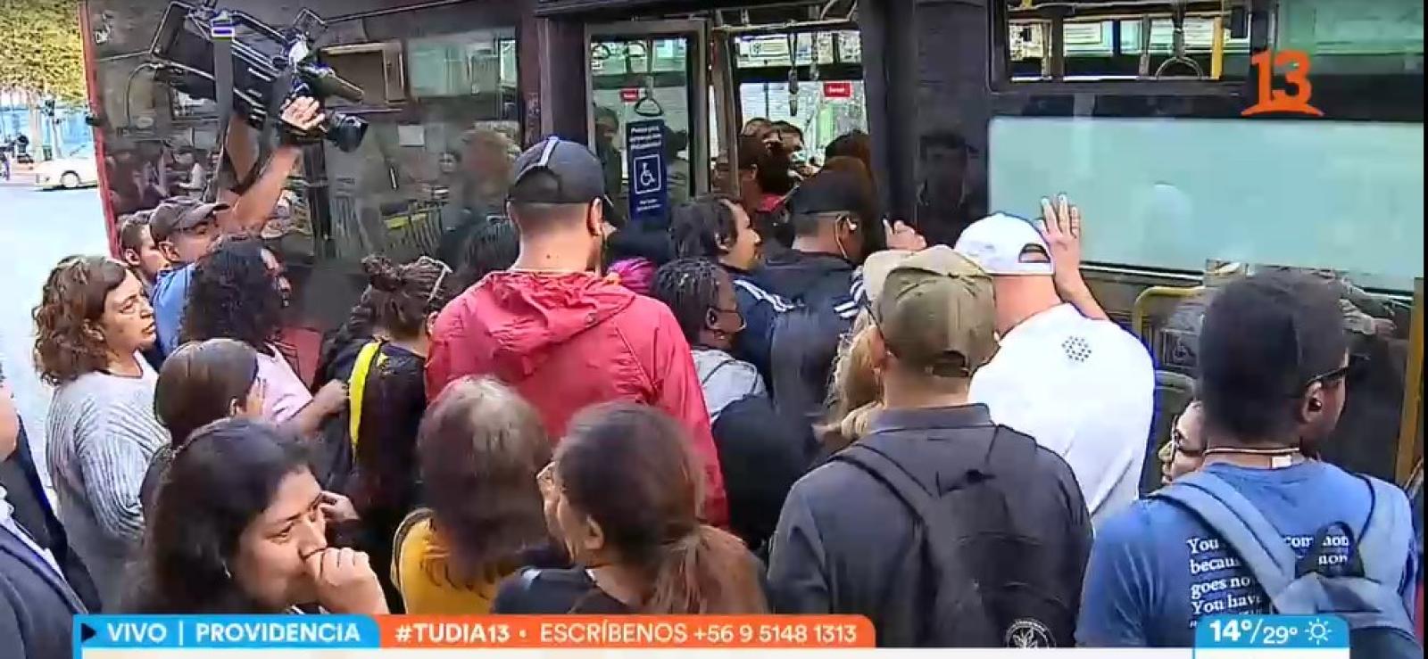 ¿Sigue la batalla para subir a la micro en paradero de Tobalaba? | 13.cl