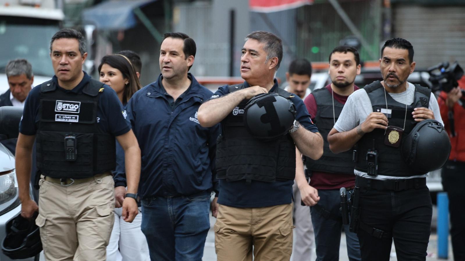 Desbordes asegura que toldos azules en Meiggs "ganan millones" | 13.cl