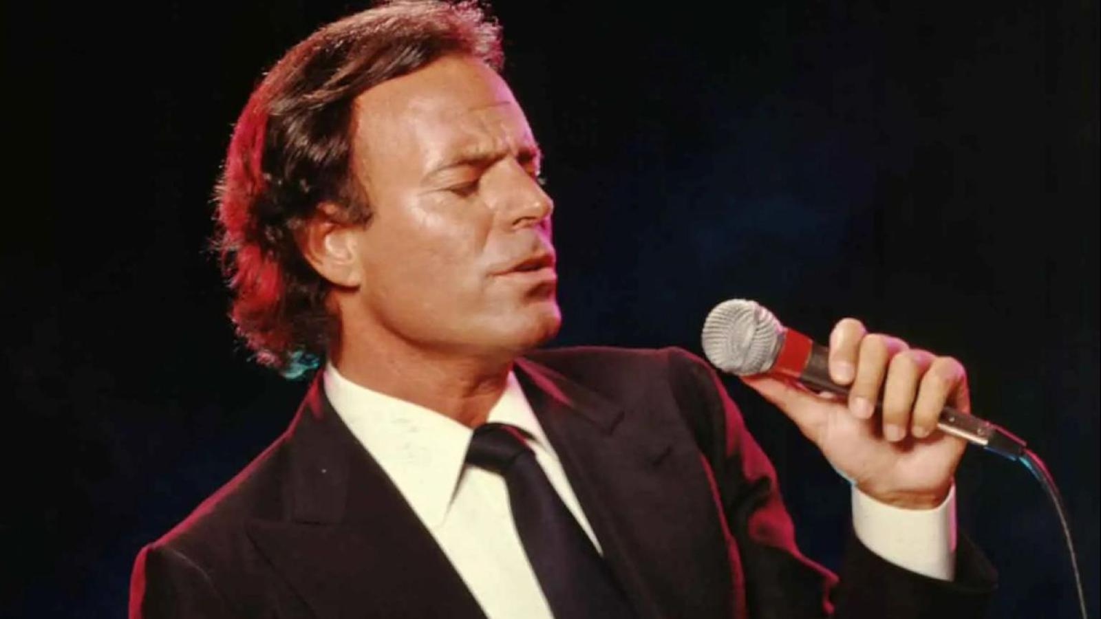 Mira las mejores presentaciones de Julio Iglesias en Canal 13