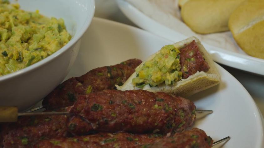 Receta de brochetas de carne y chorizo con pebre